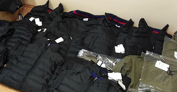 Nagy fogás, hamis cigikkel és ruhákkal teli autót találtak - Piac&Profit